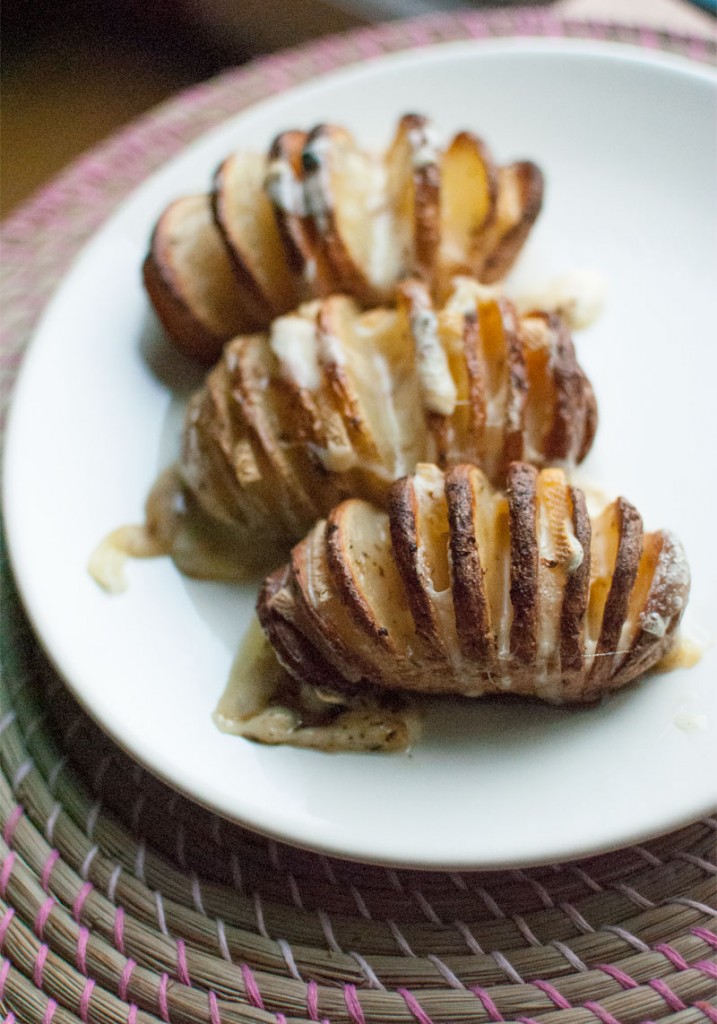 Patatas Hasselback gratinadas con queso raclette - VAL EN BARCELONA
